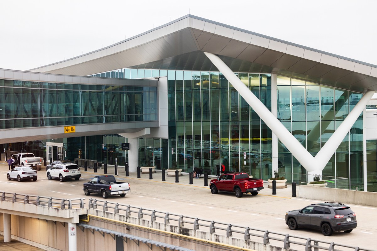 Houston City Council OKs divisive airport contract change