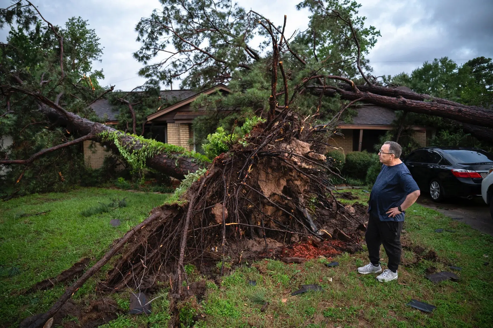Storm knocks out power for 900,000 customers in Houston area