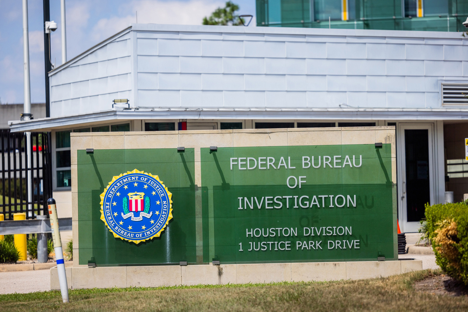 Former Houston FBI agent pleads guilty to embezzlement