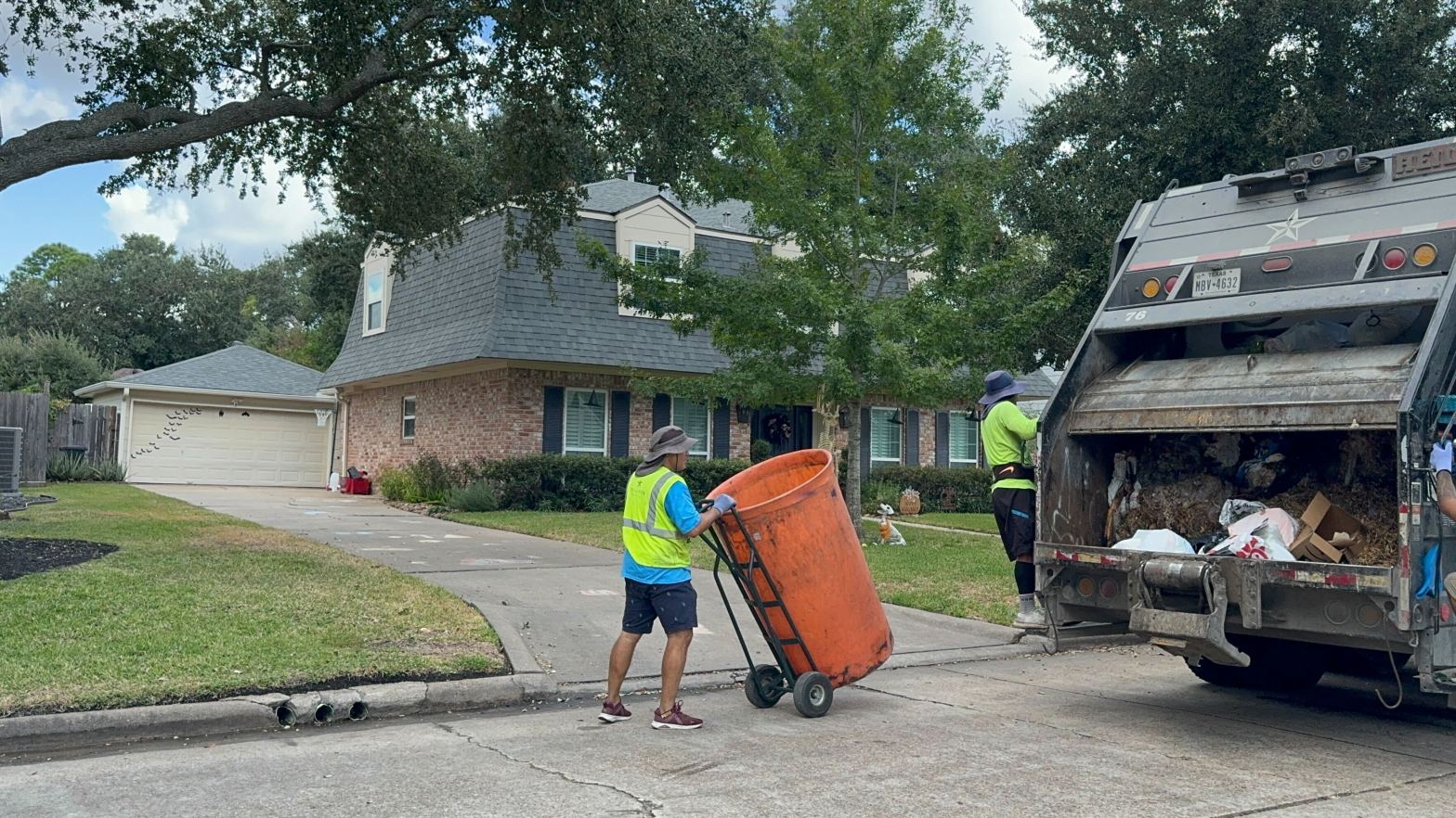Houston gives millions to HOAs for private trash collection